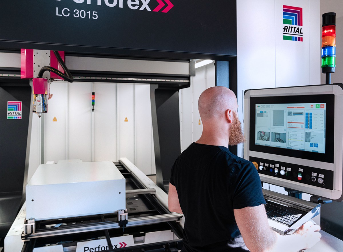 Schaltschrankbearbeitung CNC und Lasergestützt mit Rittal